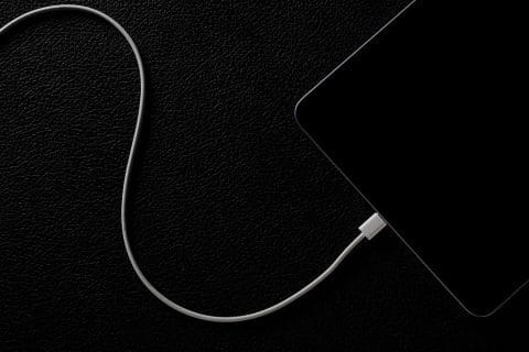 iPad Not Charging? Fix It with This Cable, Adapter, and Port Cleaning ...